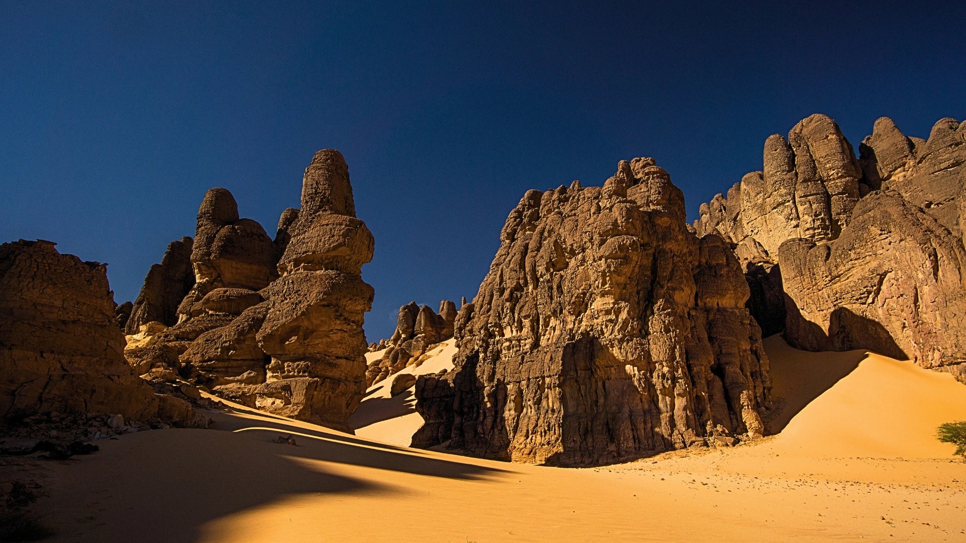 Chad Travel Guide: Zakouma Park, Ennedi Plateau, and More – JetSet eSIM